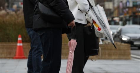 나들이 일찍 갈걸 그랬네 오후부터 요란한 비 돌풍 불고 천둥·번개도