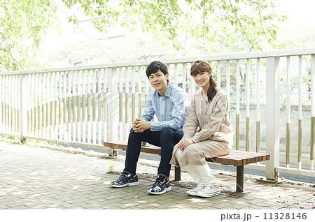 ベンチに座る男女の写真素材 11328146 PIXTA