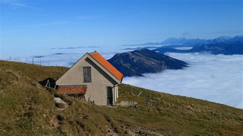 스위스 알프스의 구름 위의 매력적인 산장 · 무료 스톡 사진