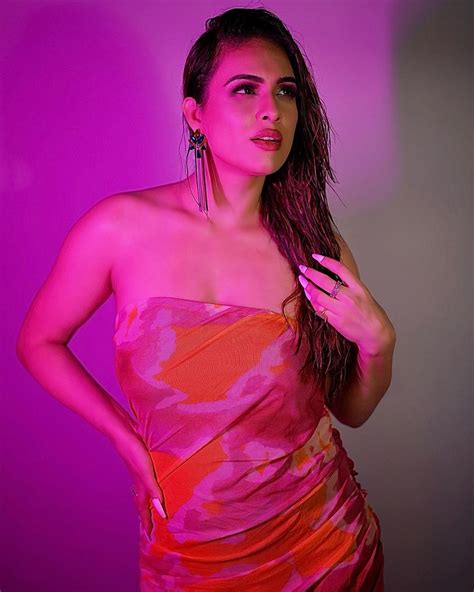 Neha Malik బంగారంలా మెరిసిపోతున్న నేహా మాలిక్ Namasthe Telangana