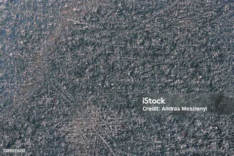 어두운 앞 유리에 호러 프로스트 및 서리 구조의 냉동 패턴 배경 또는 그래픽 리소스에 대한 색상 사진입니다 거친에 대한 스톡 사진 및 기타 이미지 Istock