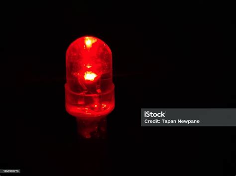 매크로는 검은 색 배경에 격리된 빨간색 Led 표시등을 닫습니다 긴급 사이렌에 대한 스톡 사진 및 기타 이미지 긴급 사이렌 검은색 비상등 Istock