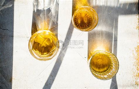 在明亮的阳光下高清图片下载 正版图片503986578 摄图网