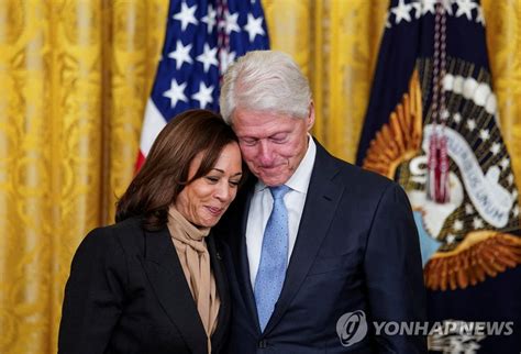 美 가족의료휴가법 제정 30주년 행사 참가한 해리스·클린턴 연합뉴스