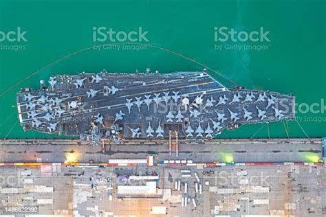 핵함선 군용 해군 함정 항공모함 전장 전투기 및 헬리콥터 순찰대의 조감도 항공 비행체에 대한 스톡 사진 및 기타 이미지 항공 비행체 0명 건축 Istock