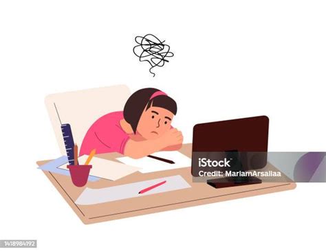 피곤한 과로한 학생 소녀는 슬프고 공부합니다 피곤한 피로 아이 피곤한 과부하 머리 컴퓨터 책상에 앉아 학교 카피 북으로 과부하