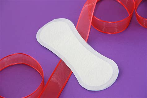 보라색 배경에 아름다운 리본으로 장식 된 흰색 여성의 일일 위생 패드 0명에 대한 스톡 사진 및 기타 이미지 0명 건강