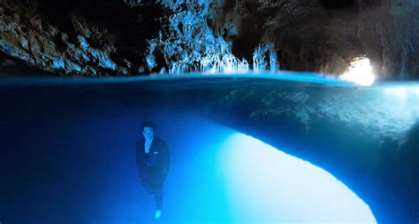 THE ELEGANCE OF THE GROTTA AZZURRA Proudly Supporting Massimo Sestini
