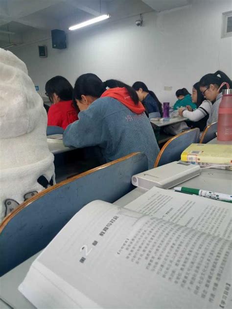 實拍90後大學生上課，玩手機睡覺曠課遲到，你父母看到會怎想 每日頭條