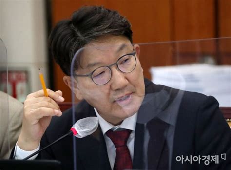 권성동 유승민 겨냥 남 탓 전 본인 돌아봐야자의식 과잉·피해망상 아시아경제