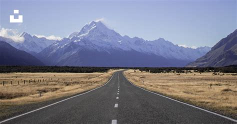 산을 볼 수 있는 푸른 잔잔한 하늘 아래 빈 디저트 도로의 풍경 사진 사진 Unsplash의 무료 길 이미지