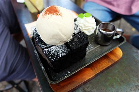 숯 빵 버터 토스트 허니 토스트와 바닐라 아이스크림 딸기 휘 핑 크림 디저트 나무 살 판 배경 어떤 사용에 대 한 좋은 갈색에 대한 스톡 사진 및 기타 이미지 Istock