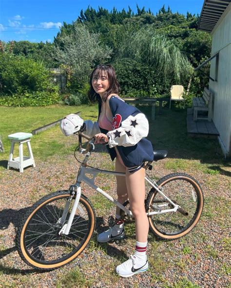 伊藤愛真さんのインスタグラム写真 伊藤愛真instagram 「めちゃ好みの衣装♡どう？？ 撮影中暑すぎてビールのこと考えてた💭🍺