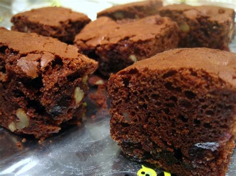 Брауни шоко с захмелевшим черносливом и грецкими орехами - пошаговый ...