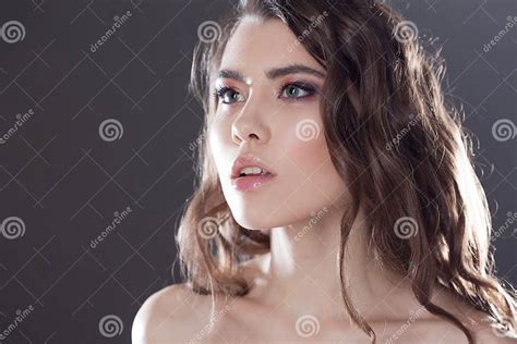 Красивая молодая девушка брюнет с длинными волнистыми волосами Курчавый