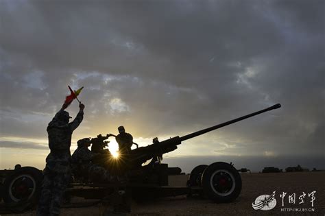 高清高射炮齐射拦截“巡航导弹”场面壮观【4】 军事 人民网