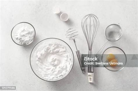 휘핑 계란 재료 및 주방 가전 제품의 음식 배경 흰색 부엌 배경 플랫 레이 스타일 개념에 대한 스톡 사진 및 기타 이미지 개념 거품 내기 거품기 Istock