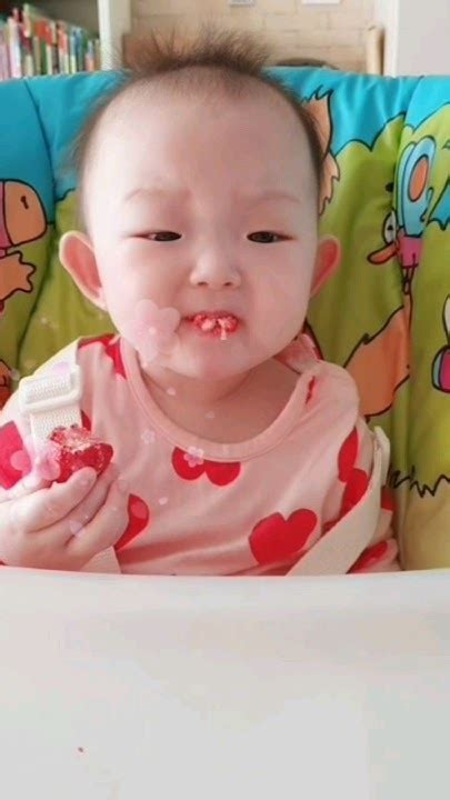 인생 첫 딸기과자를 맛본 아가 먹방 12개월아기 딸기과자 아기먹방 귀요미표정 인생첫경험 익살스러운 아기쇼츠