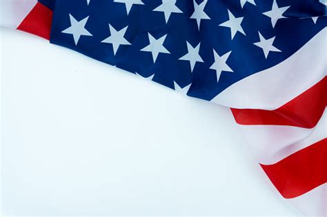 흰색 배경에 미국 국기입니다 미국 현충일 재향 군인의 날 노동절 또는 7 월 4 일 축하 맨 위 보기 텍스트에 대 한 공간을