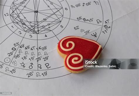 금성 명왕성 화성 행성과 심장 모양의 쿠키 점성술 사랑 개념으로 인쇄 된 점성술 차트의 클로즈업 금성에 대한 스톡 사진 및 기타 이미지 Istock