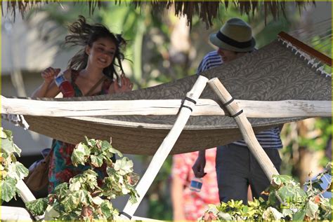 Sarah Hyland Is Hawaii Happy Photo Photo Gallery Just Jared Jr