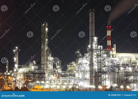 De Industrie Van De Olie En Van Het Gas Raffinaderij Bij Schemering