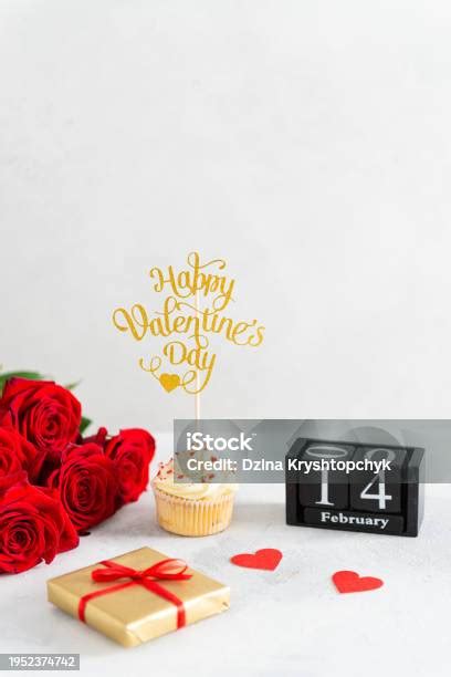발렌타인 데이 구성 와 선물 상자 하트 빨간 장미 컵케익 와 흰색 배경에 날짜 2월 14일 와 나무 달력 측면도 복사 공간