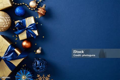 진한 파란색 배경에 선물 금색과 파란색 장식품으로 우아한 크리스마스 장식 크리스마스 휴일 인사말 카드 디자인 공휴일에 대한 스톡 사진 및 기타 이미지 Istock
