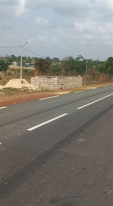 Un hectares de terrains en vente à yamoussoukro en bordure du goudron BazarAfrique Côte dIvoire