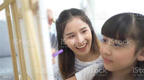 아시아 학생들의 초상화는 소녀와 교사가 공부하고 예술 그림을 배우고 학교에서 그림을 그립니다 교실에서의 교육 사람들의 라이프