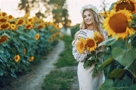Fille Et Tournesols Photo Gratuite