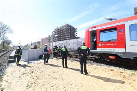 Hamburg Person Am S Bahnhof Von Zug Erfasst Bahnverkehr Eingestellt