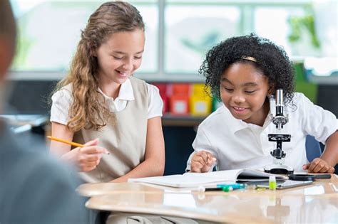 백인과 아프리카 계 미국인 소녀는 과학 실험 중에 메모를 Stem 주제에 대한 스톡 사진 및 기타 이미지 Stem 주제