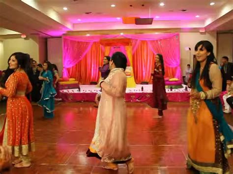 Wedding Dance In Pakistan Mehndi Dance Of Pakistani Wedding Girls