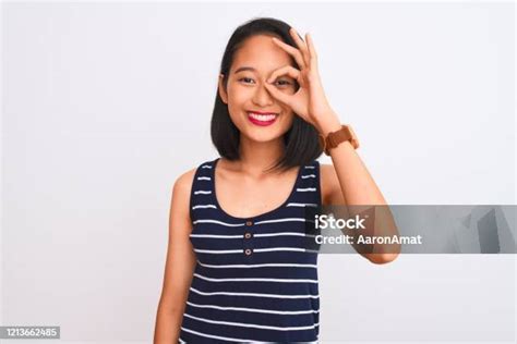 스트라이프 티셔츠를 입은 젊은 중국 여성은 손가락으로 보는 눈 놀란 얼굴로 충격을 받은 확인 제스처를하고 있습니다 믿을 수 없는