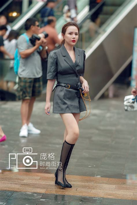 街拍：小姐姐在线召唤！时髦穿搭还要看她们 搜狐大视野 搜狐新闻