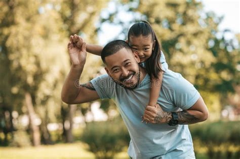 Papá E Hija Pasan Tiempo Juntos En El Parque Foto De Archivo Imagen