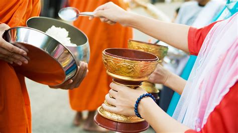 5 กิจกรรม วันออกพรรษา ที่ชาวพุทธควรทำ