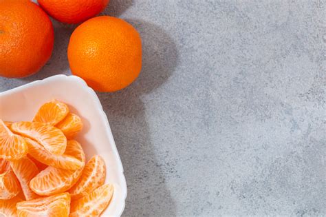 텍스트 플랫 레이 평면도에 대 한 공간을 가진 회색 배경에 흰색 접시에 몇 가지 전체 및 잘 익은 귤을 벗 겨 감귤에 대한 스톡 사진 및 기타 이미지 Istock