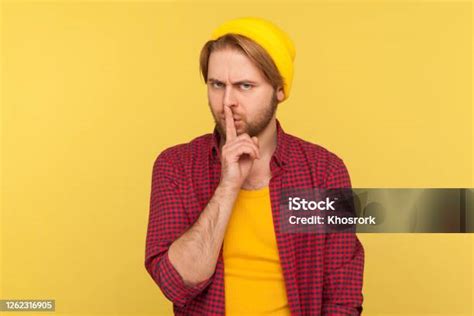 쉬 조용히 엉덩이 수염 남자 비니 모자와 체크 무늬 셔츠 입술 손 제스처에 손가락으로 떨고 간통에 대한 스톡 사진 및 기타 이미지 Istock