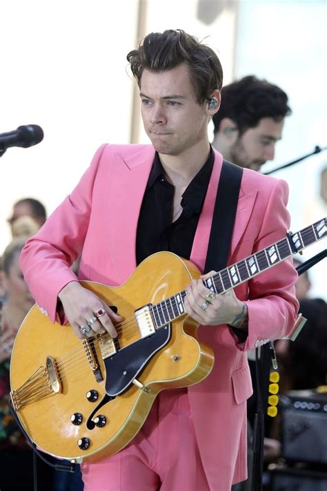 Harry Styles Y La Moda Sin Género De Los Trajes Rosas A Las Camisas