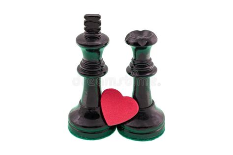 Personnages D Checs Noirs Roi Et Reine Montrant Le Coeur Rouge Image Stock Image Du Quipe