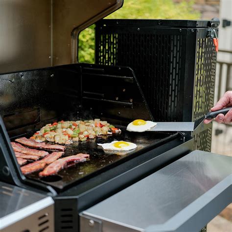 Masterbuilt Gravity Series 800 Grill With Griddle And Smoker