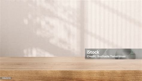 부드러운 햇빛에 빈 갈색 나무 카운터 테이블 베이지색 크림 패브릭 질감 벽지 벽에 잎 그림자 탁자에 대한 스톡 사진 및 기타 이미지 Istock