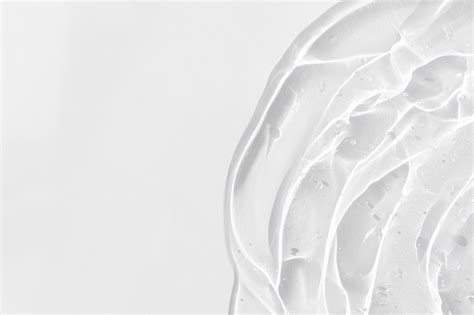 흰색 배경에 얼굴을 위한 히알루론산이 함유된 투명한 혈청 또는 젤 산소 거품이 있는 질감 있는 배경 웰빙과 아름다움 개념 질감에