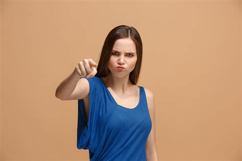 건 방진 여자 알려줄 고 당신이 절반 길이 근접 촬영 초상화 파스텔 배경 가리키기에 대한 스톡 사진 및 기타 이미지 가리키기