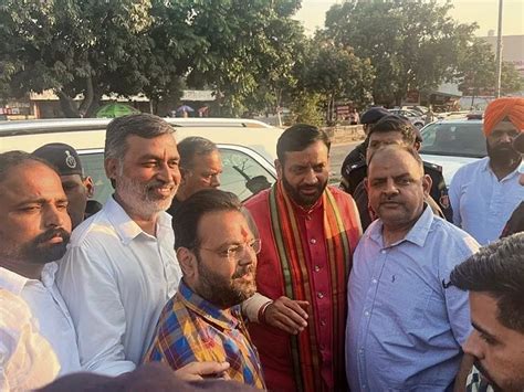 हरियाणा के सीएम नायब सिंह सैनी के साथ कार्यकर्ताओं ने लिया जलेबी का
