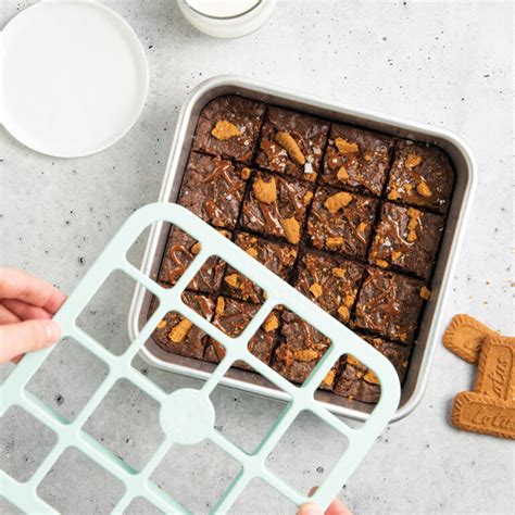 Brownie Buddy™ Cutter 9x9 Pan Slicer Nordic Ware