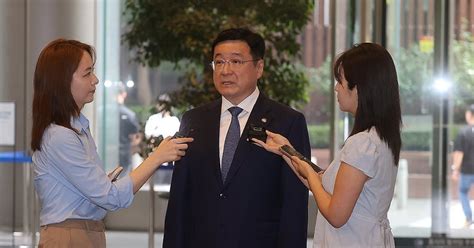 질문에 답하는 이찬희 삼성 준감위원장