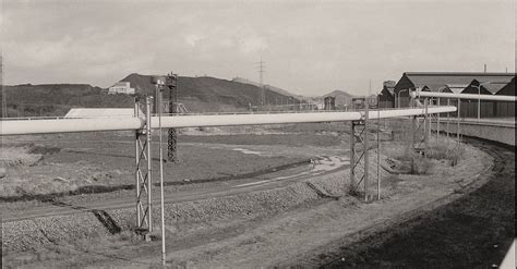 가공 공장 강철 건물 건설 건축 경치 고 대비 공장 교통 금속 기계 기계의 기술 농촌의 도시의 머리 위 파이프라인 보수 블랙 앤 화이트 빈